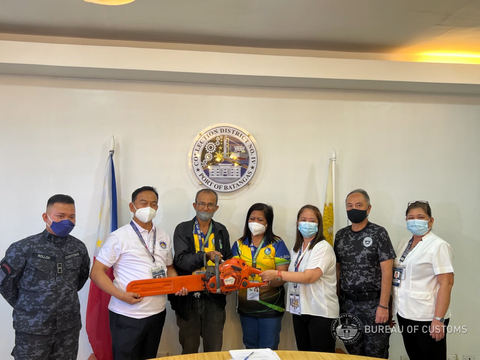Nakumpiskang mamahaling chainsaw ipinagkaloob ng BOC sa DENR ...