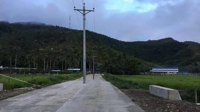 DPWH kinalampag sa nakahambalang na electrical post sa gitna ng kalsada ...