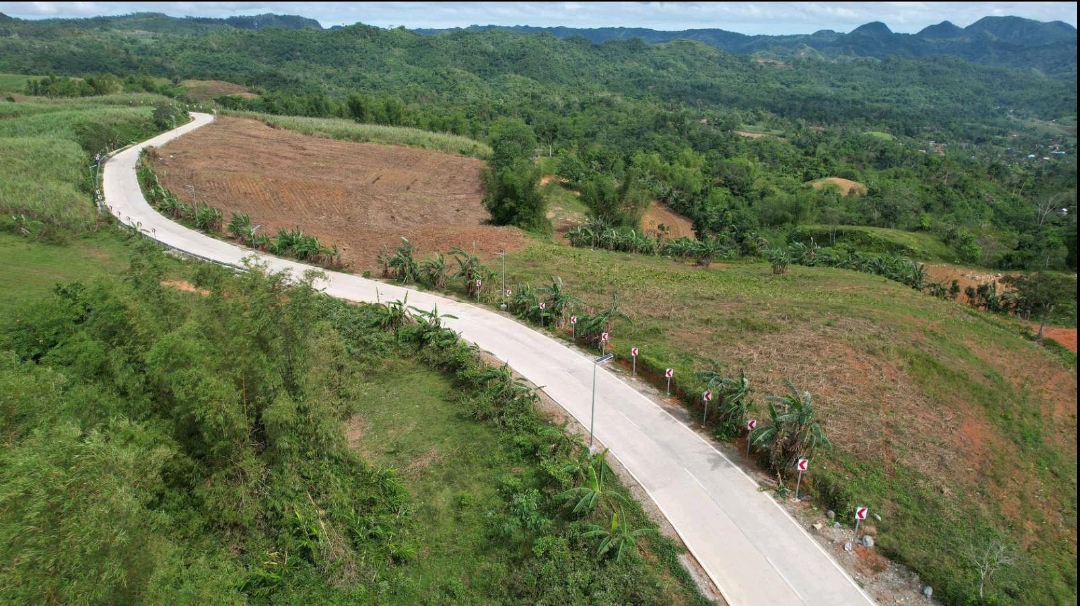 Pagsasaayos ng kalsada sa malayong bahagi ng Negros Occidental natapos ...